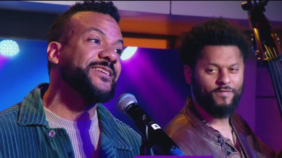 Jon Lampley performs music from ‘Night Service’ – PIX11