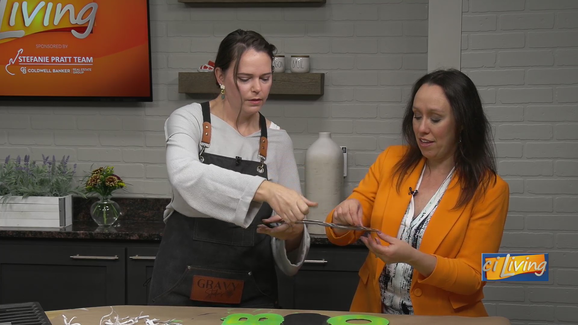 Dry Brushing Technique for Custom DIY Door Signs – WCIA.com