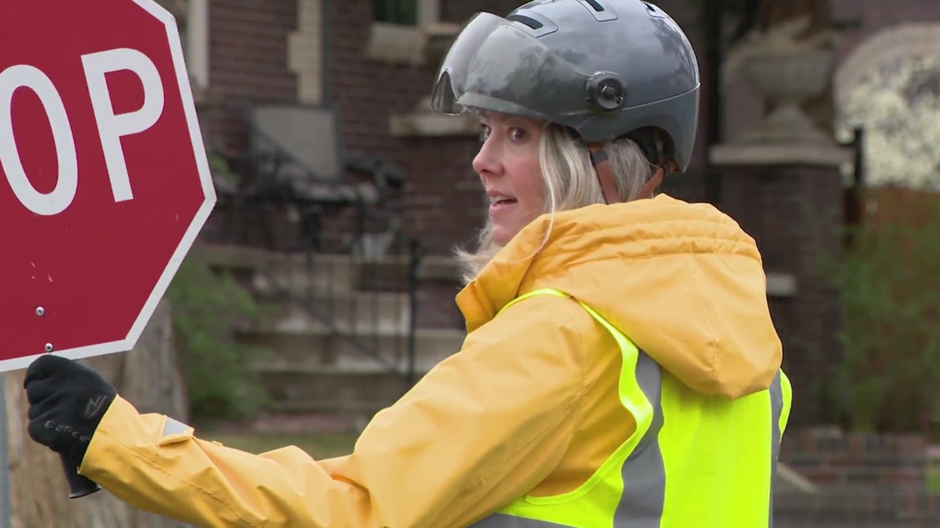 Denver crossing guard goes viral with safety methods – FOX31 Denver