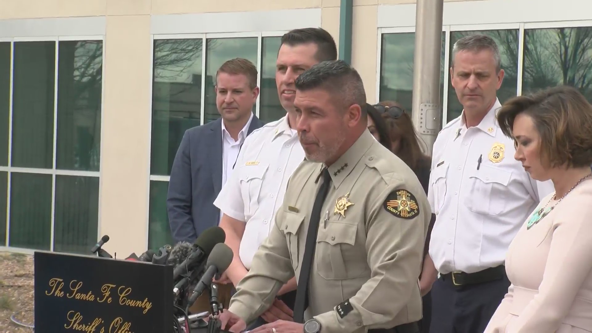 Officials provide update on Gene Hackaman and Betsy Arakawa death ...