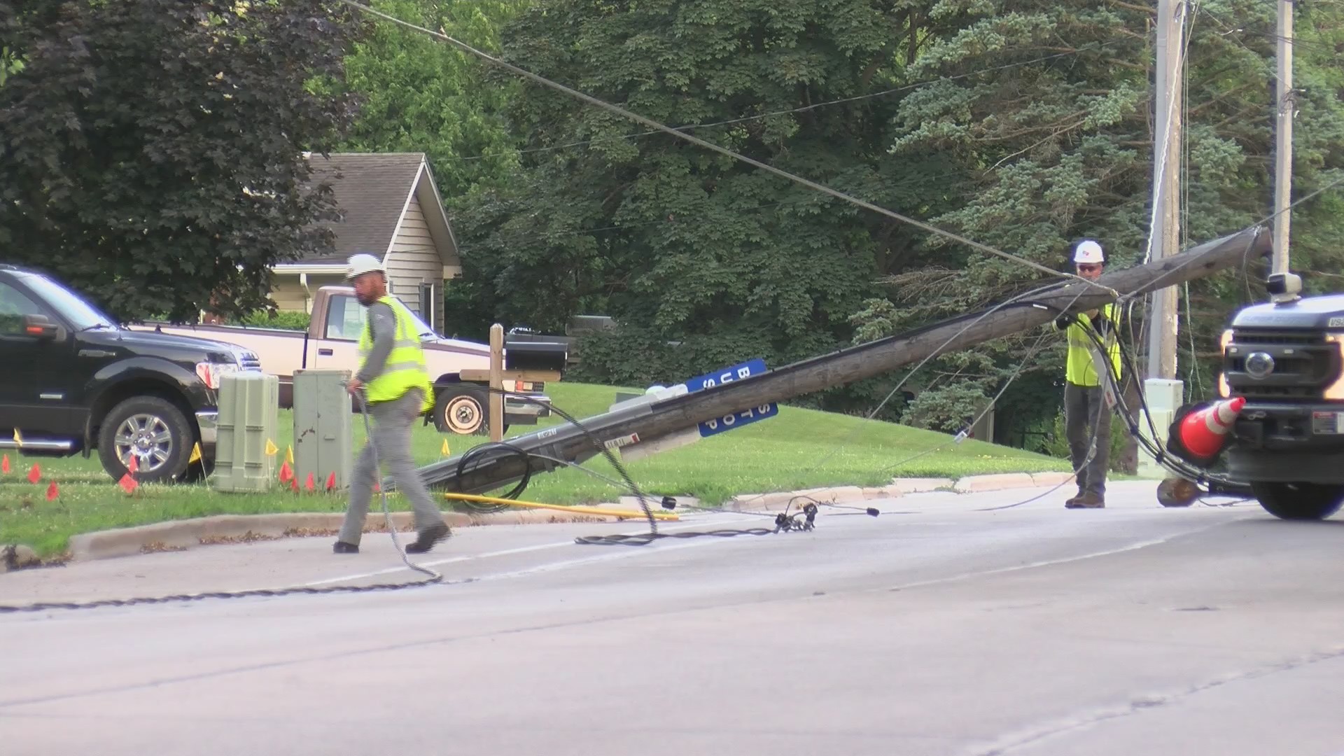 Part of Wood Lane in Green Bay closed after falling tree causes downed ...
