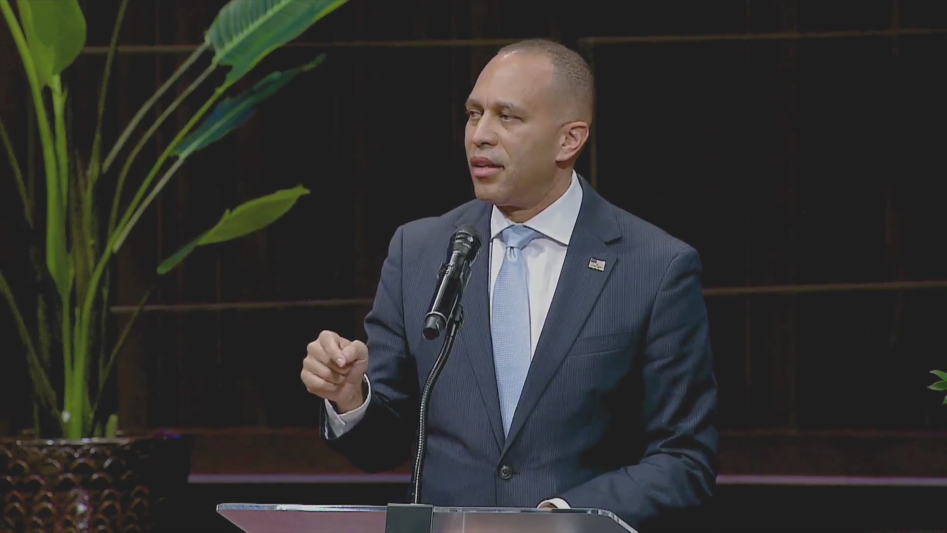 House leader Hakeem Jeffries speaks at Sylvester Turner’s memorial ...