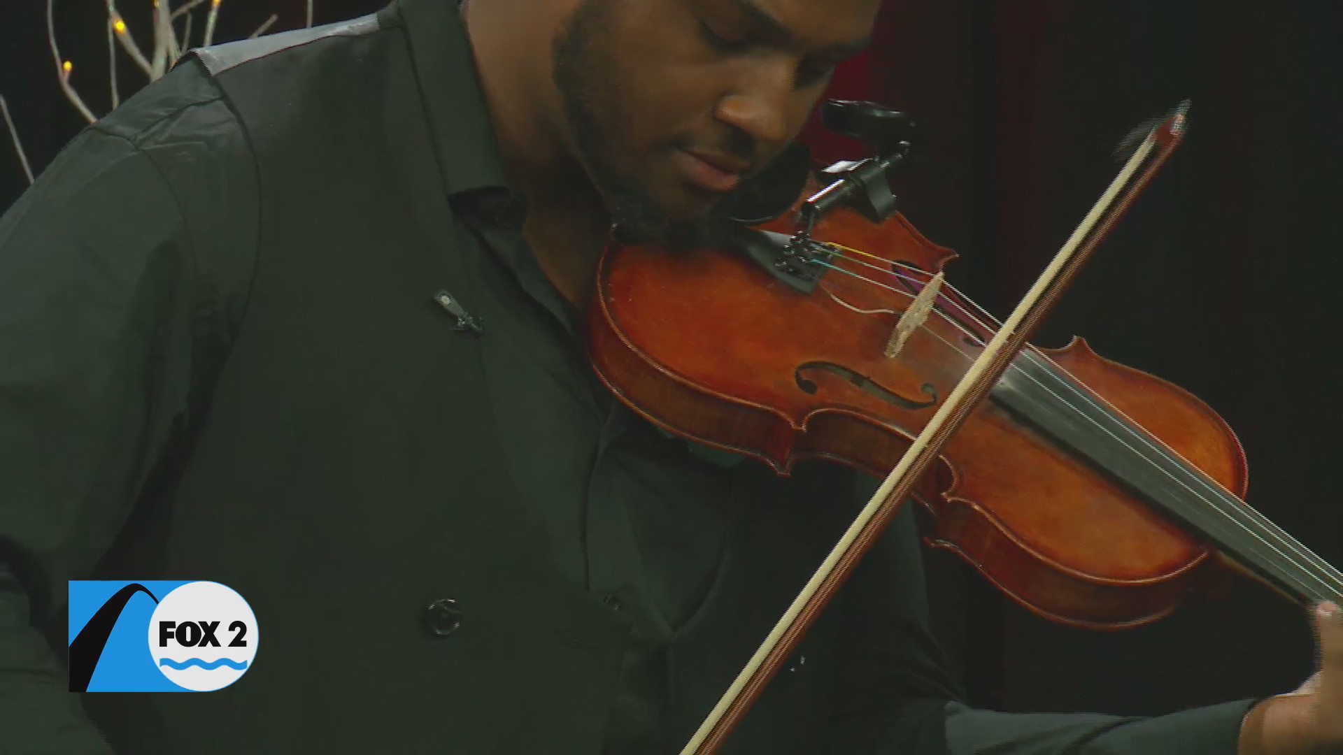 WATCH: Local violinist, Darian Pinder performs! – FOX 2