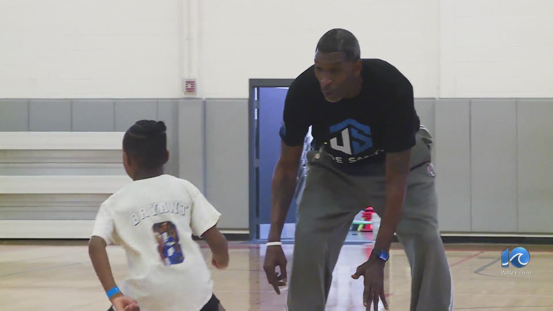 Retired NBA player Joe Smith hosts basketball camp at Kroc Center ...
