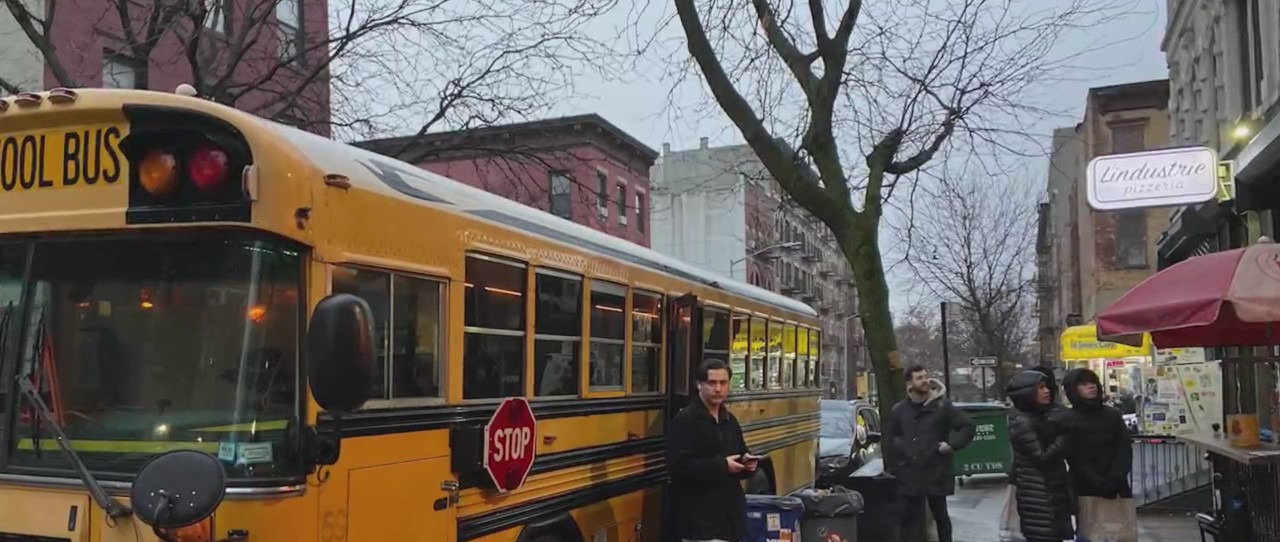 Diners eat in a school bus outside popular Brooklyn pizzeria – PIX11