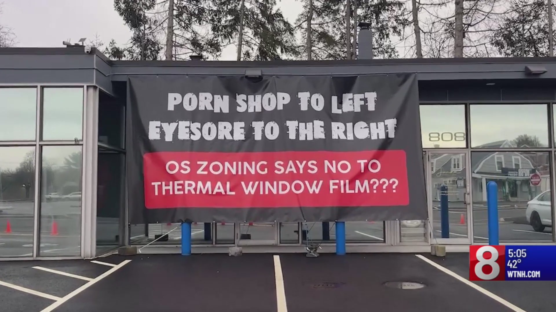 ‘Window wars’ prompts Old Saybrook business owner to hang large banner ...