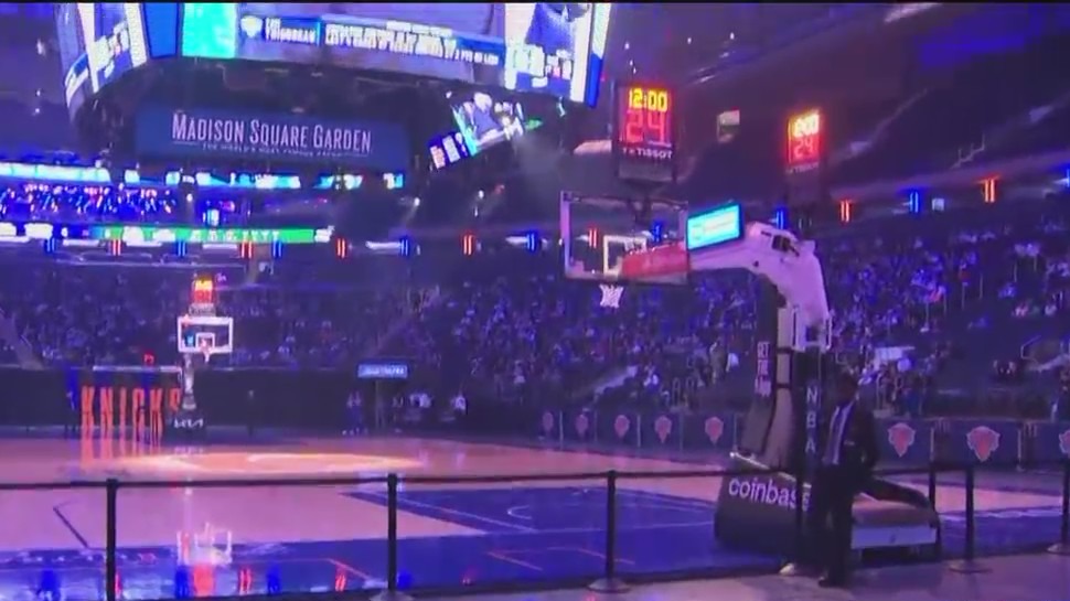 Knicks fans celebrate win at MSG watch party – PIX11