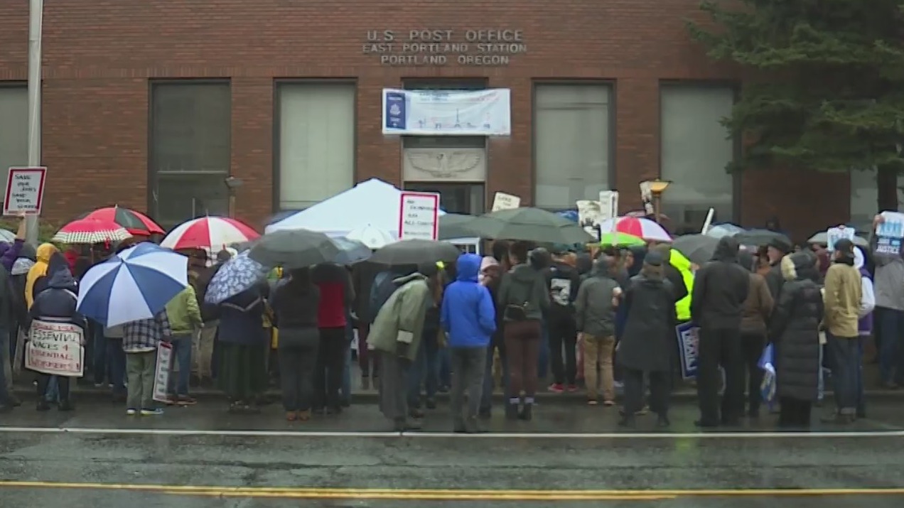 Portland postal workers rally against Trump USPS changes, ‘degraded ...