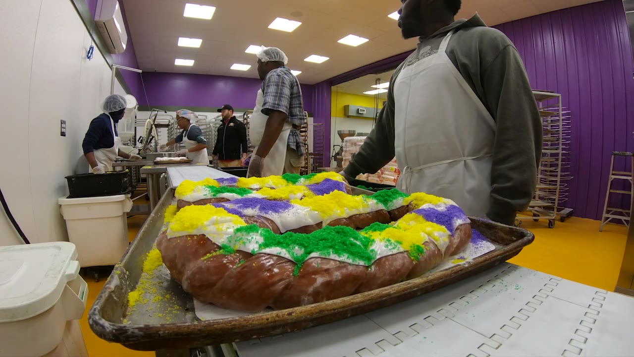 Deep Fried Donut King Cake at Joe’s Cafe – WGNO