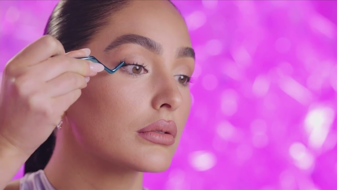 Recreating smoldering eyes with KISS Falscara – 28/22 News