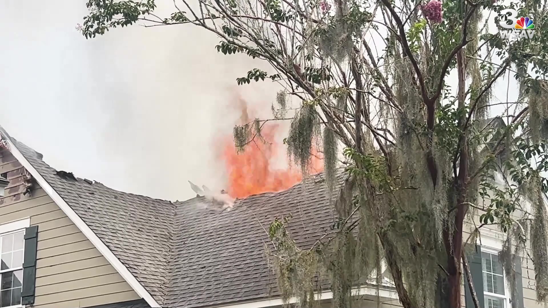 Lightning starts fire on Carolines Retreat, officials say – WSAV-TV