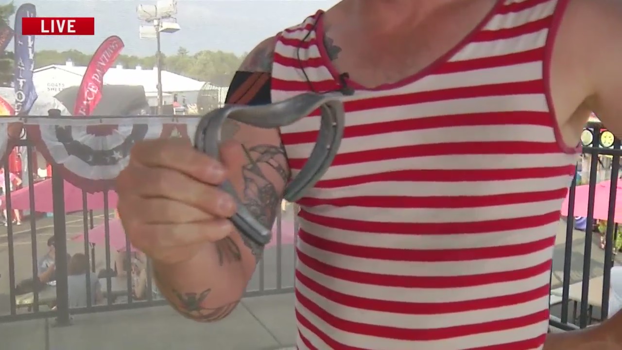“The strongest man on earth” bends and twists a horseshoe at the fair ...