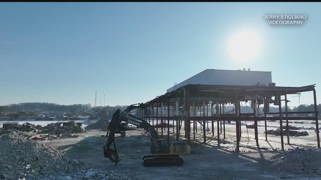 Crews continue progress on Shenango Valley Mall demolition – WKBN.com