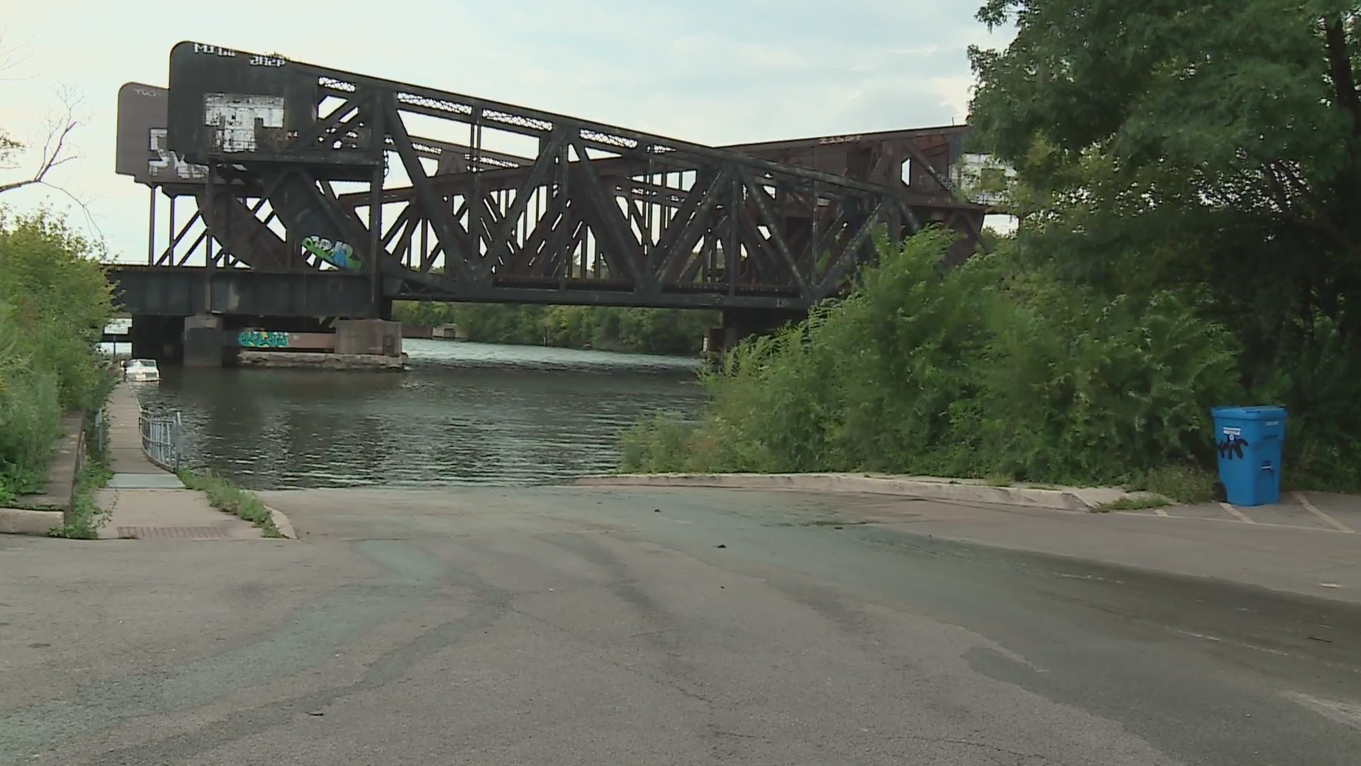 Divers locate over 90 cars in Chicago River amid renewed search for couple who disappeared in ...