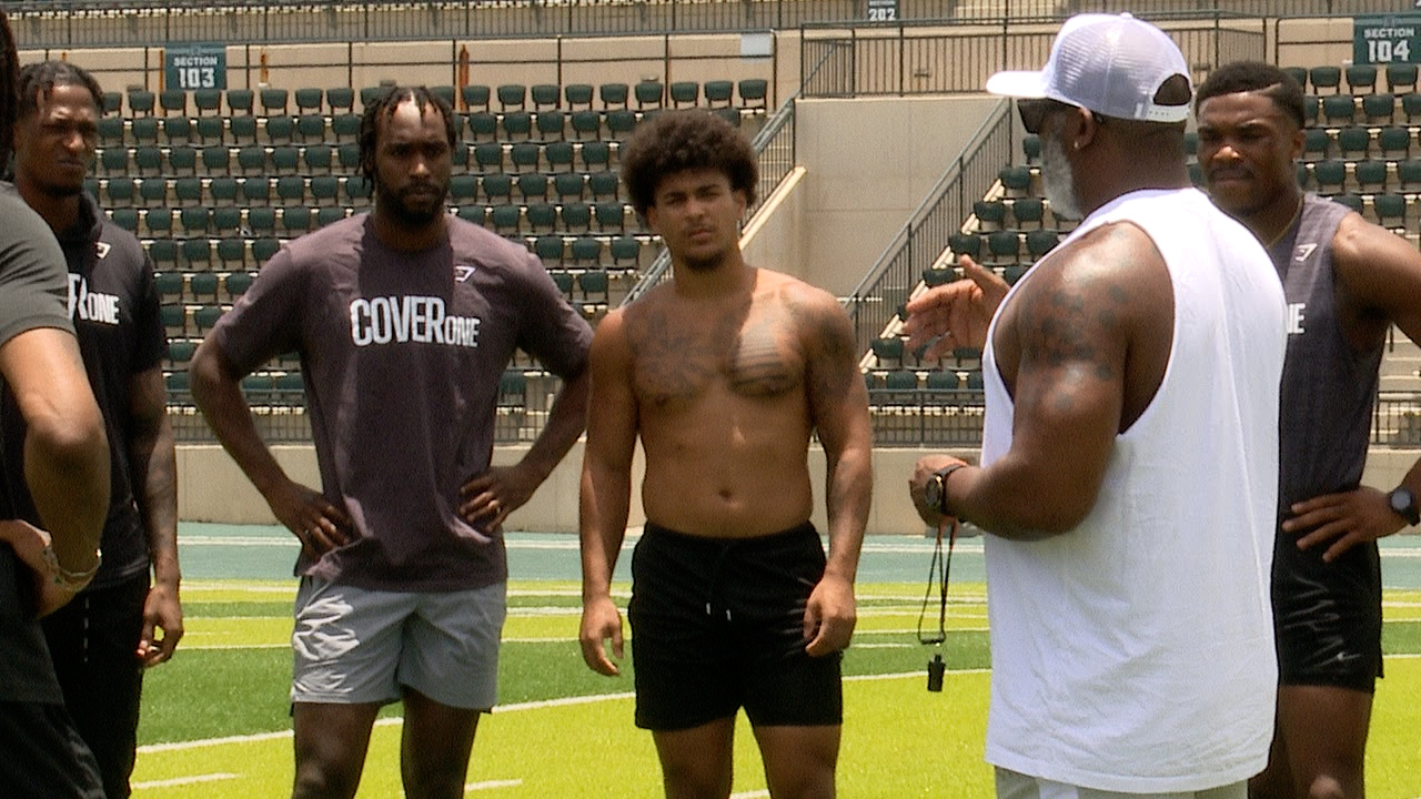 Hawai’i football’s Cam Stone earns valuable experience hitting the ...