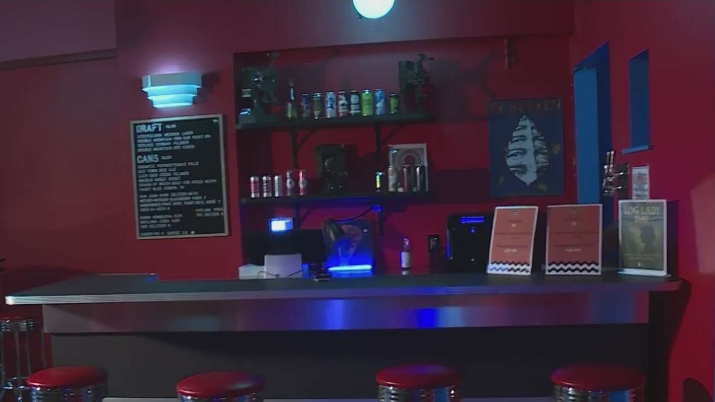 Bar dedicated to film lovers opens in Hollywood District – KOIN.com