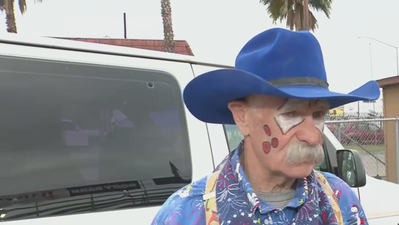 Rodeo clown gives a demonstration ahead of the Lakeside Rodeo – FOX 5 ...