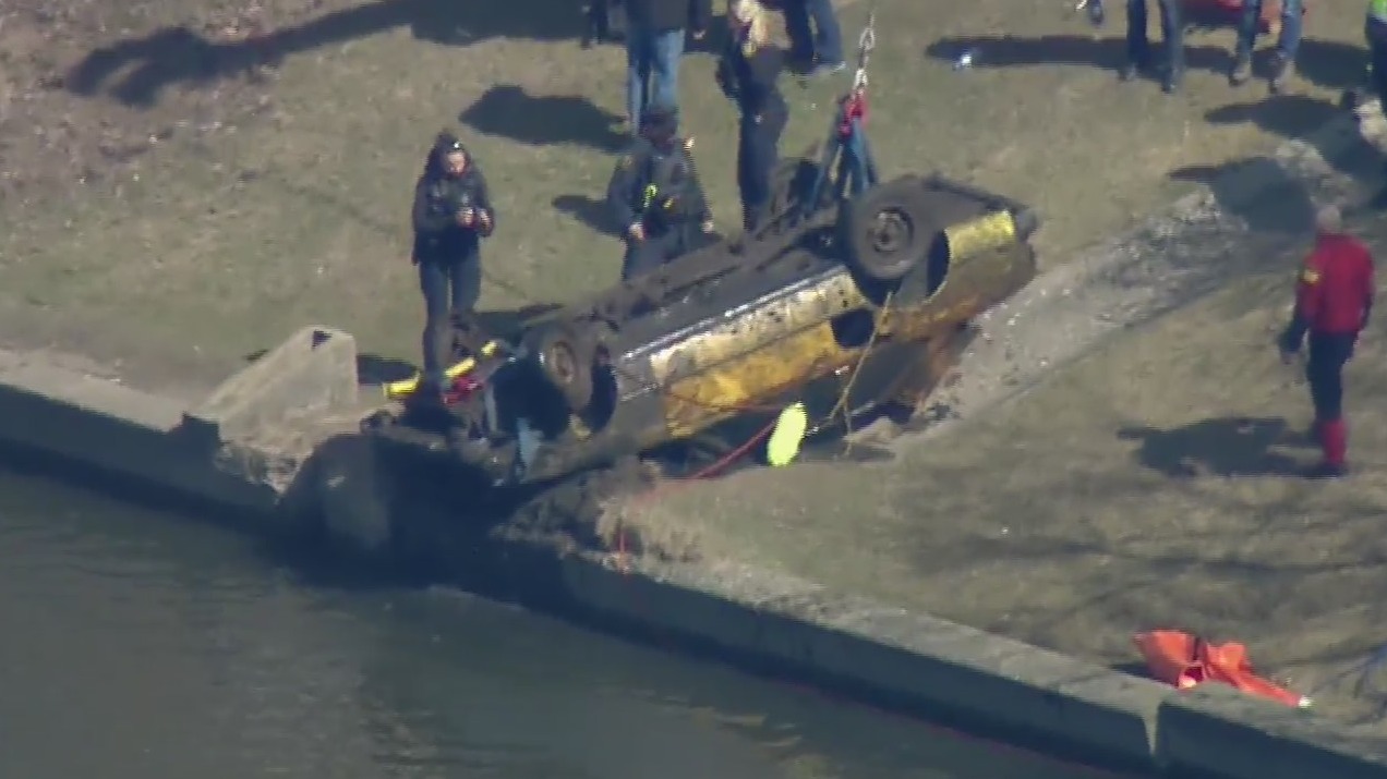 WATCH: Authorities remove vehicle connected to Karen Schepers’ 42-year-old cold case from Fox ...