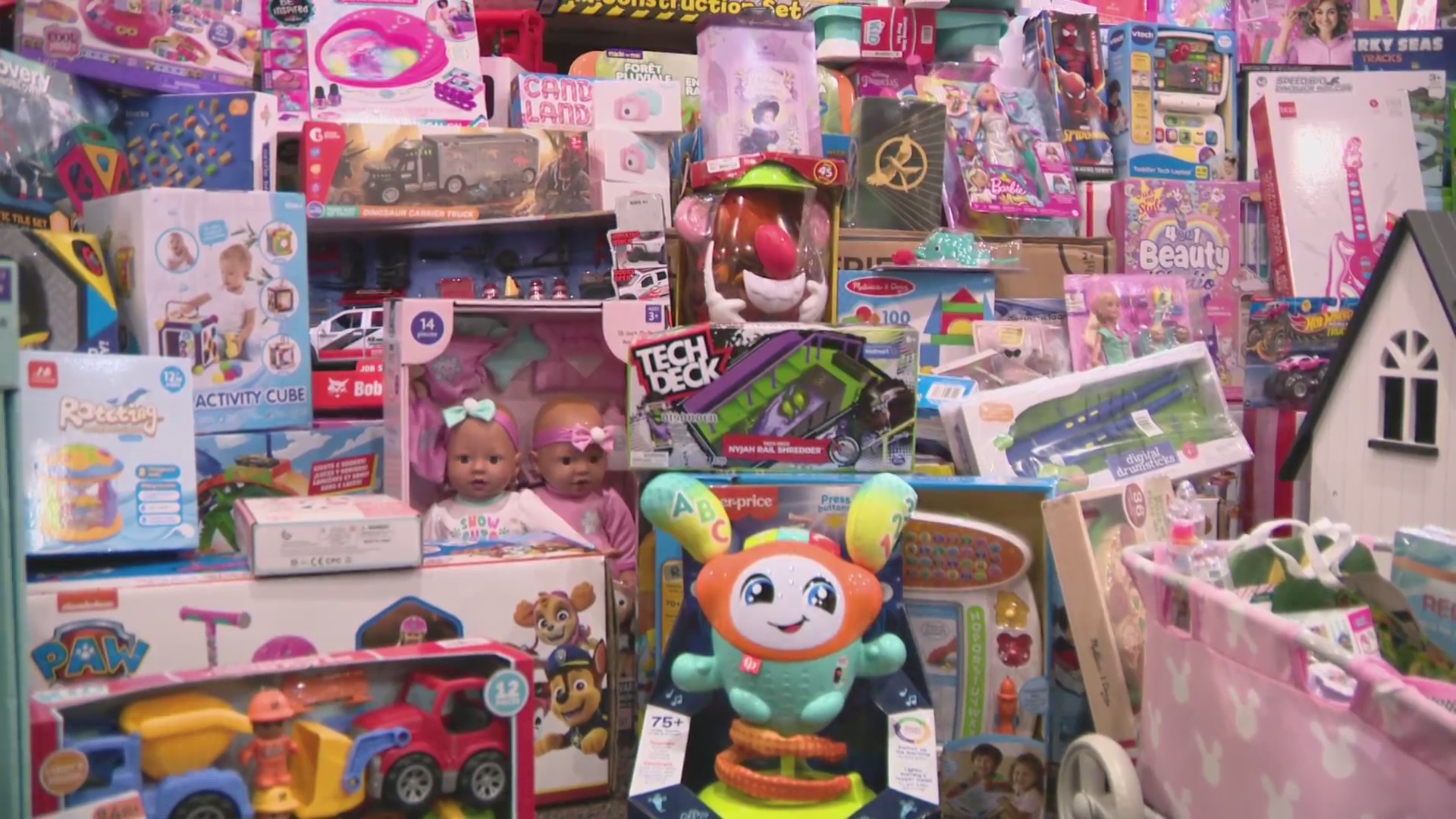 Edison Park Inn collects toys for children in need for Christmas – WGN-TV