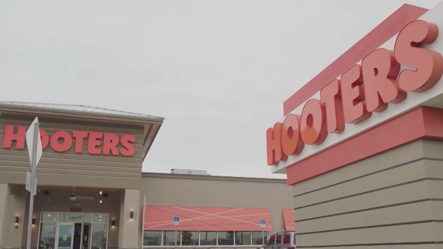 Dozens of Hooters locations, including in Illinois in Indiana, abruptly ...