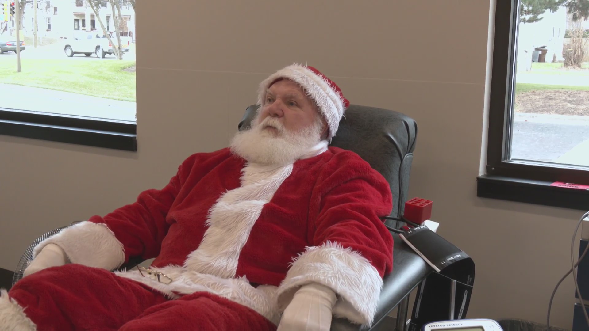 Santa and Mrs. Claus donate blood at Rockford blood bank – MyStateline ...