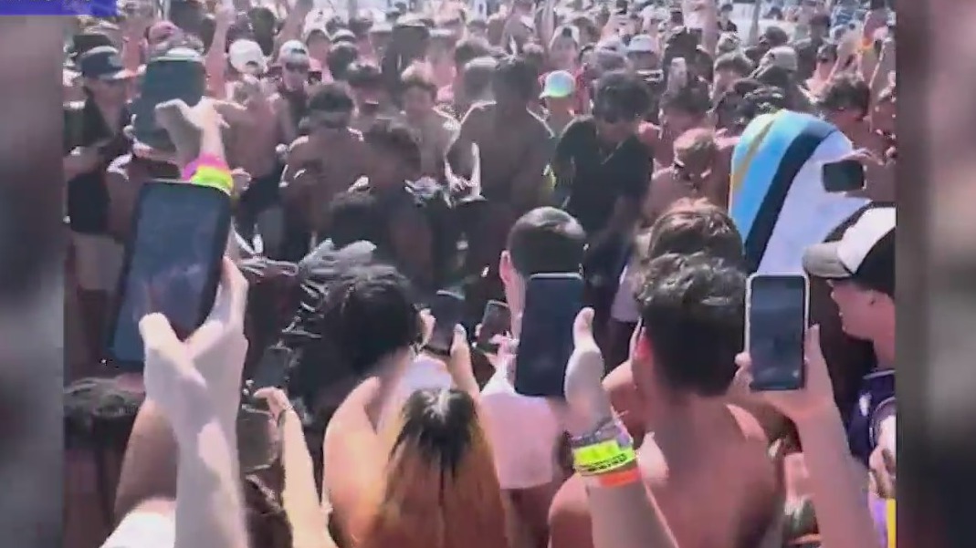 Florida spring breakers hold beach boxing match with bets: Video ...
