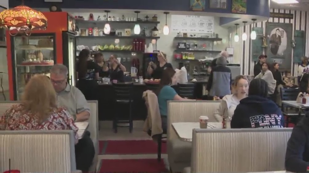 Popular diner on Staten Island reopens after fire – PIX11