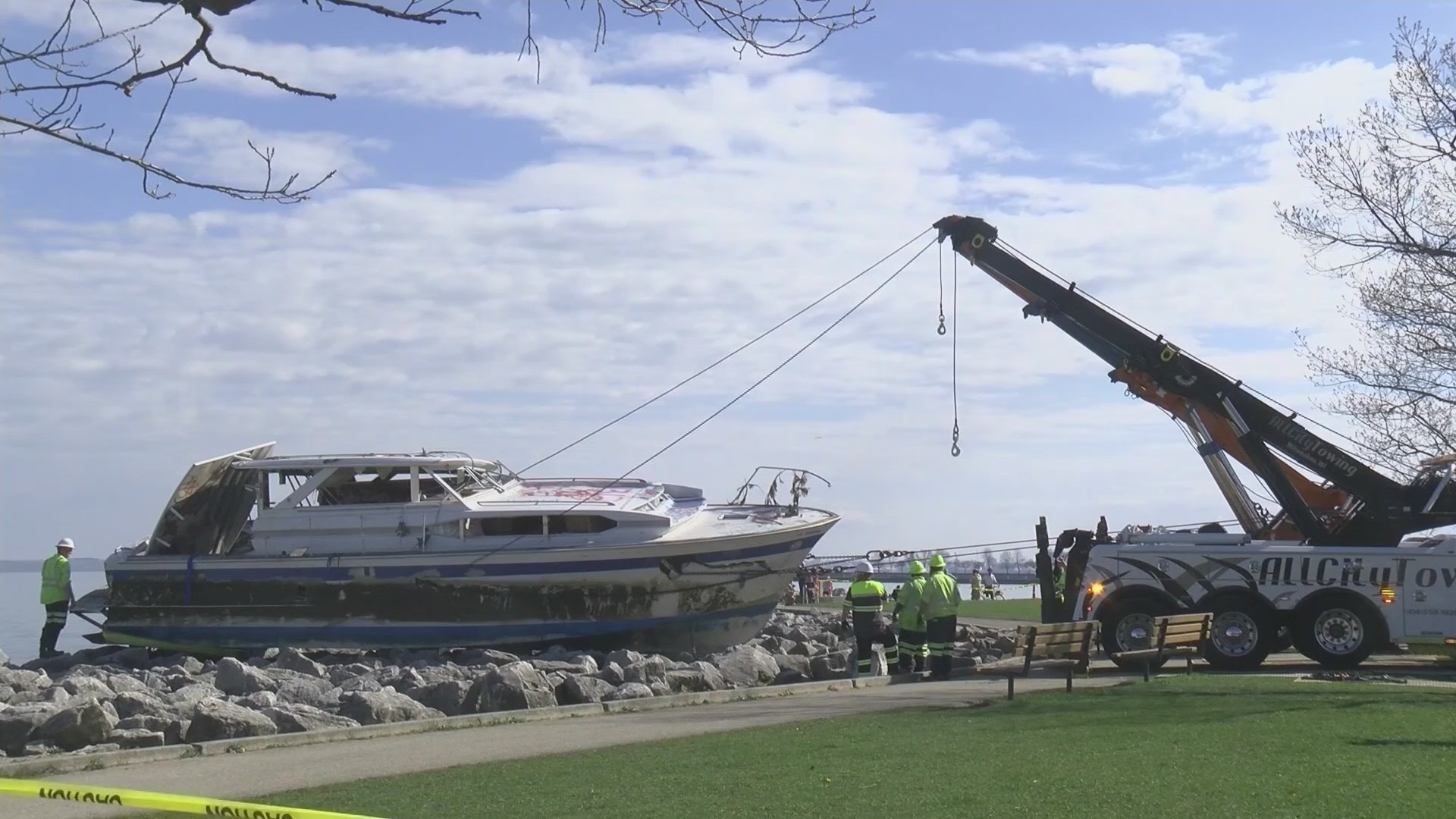From eyesore to icon, Milwaukee says farewell to abandoned boat, `Deep ...