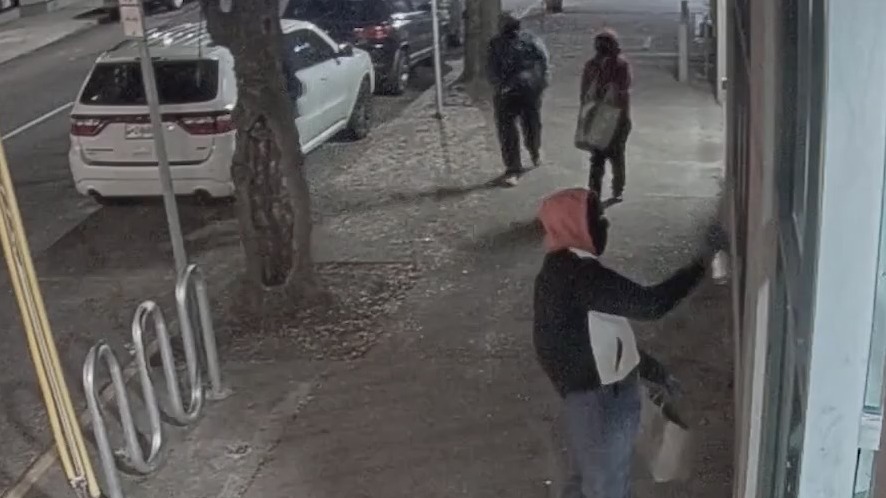 Windows smashed at elections office in SE Portland – KOIN.com
