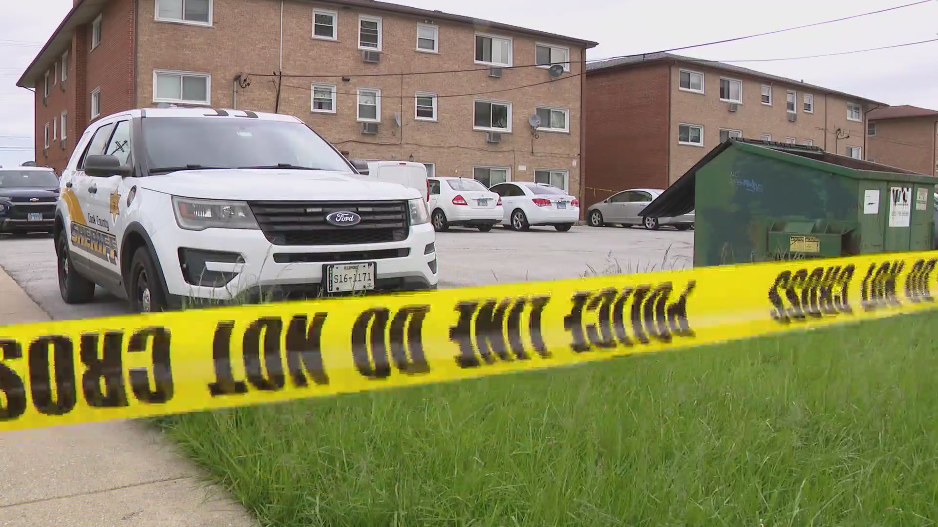 Man shot and killed outside apartment building in Bridgeview: police ...