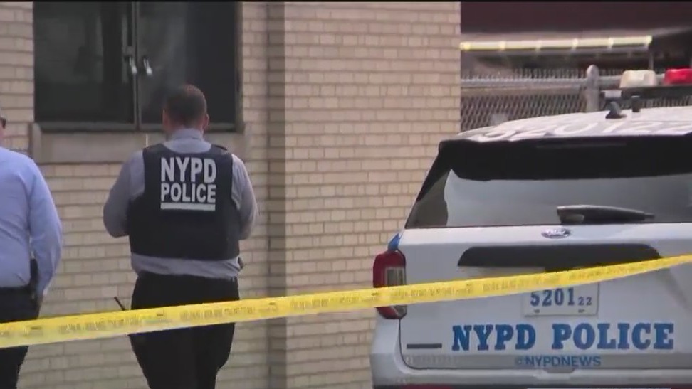 Suspects rob Brinks truck in front of Queens Bank of America: sources ...