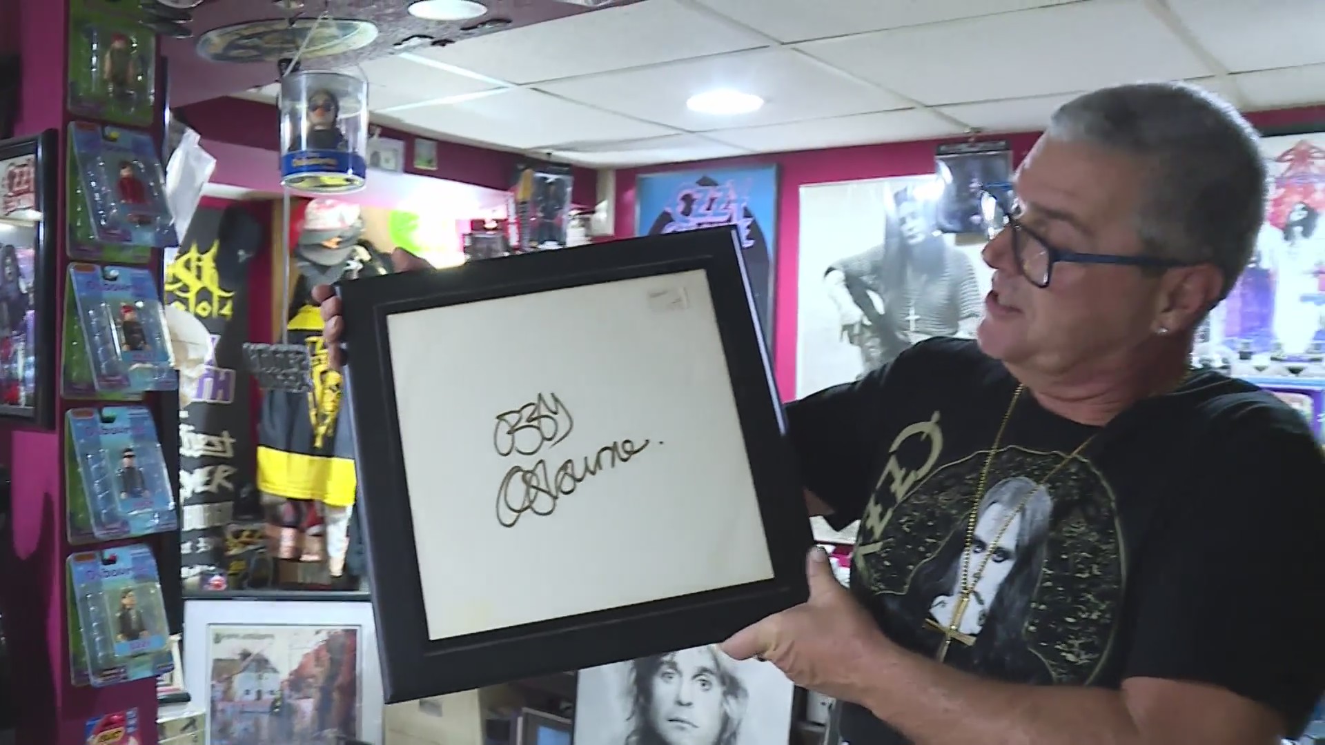 STL Ozzy Osbourne fan remembers singer through memorabilia – FOX 2