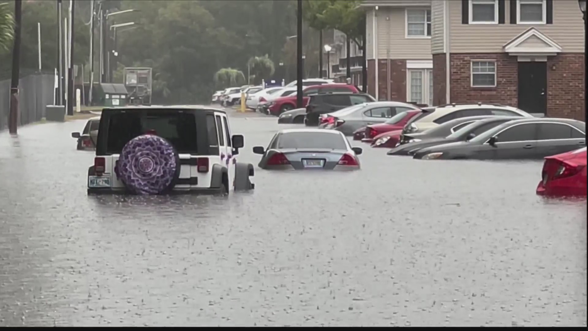 ‘It’s past my knees basically’: Flooding at SSU dorm – WSAV-TV