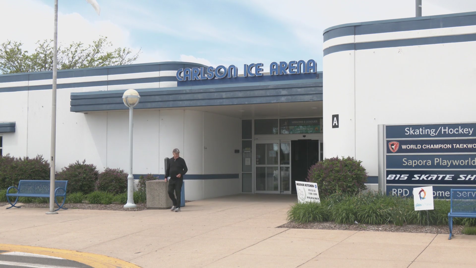 Rockford woman receives award for saving man’s life in 2022 ...