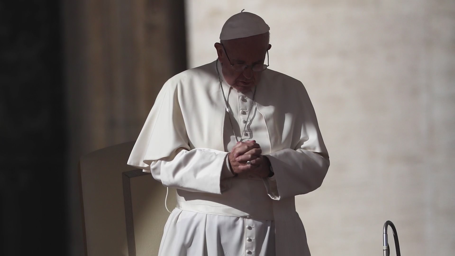 Crowds brave weather and long wait times to say goodbye to Pope Francis ...
