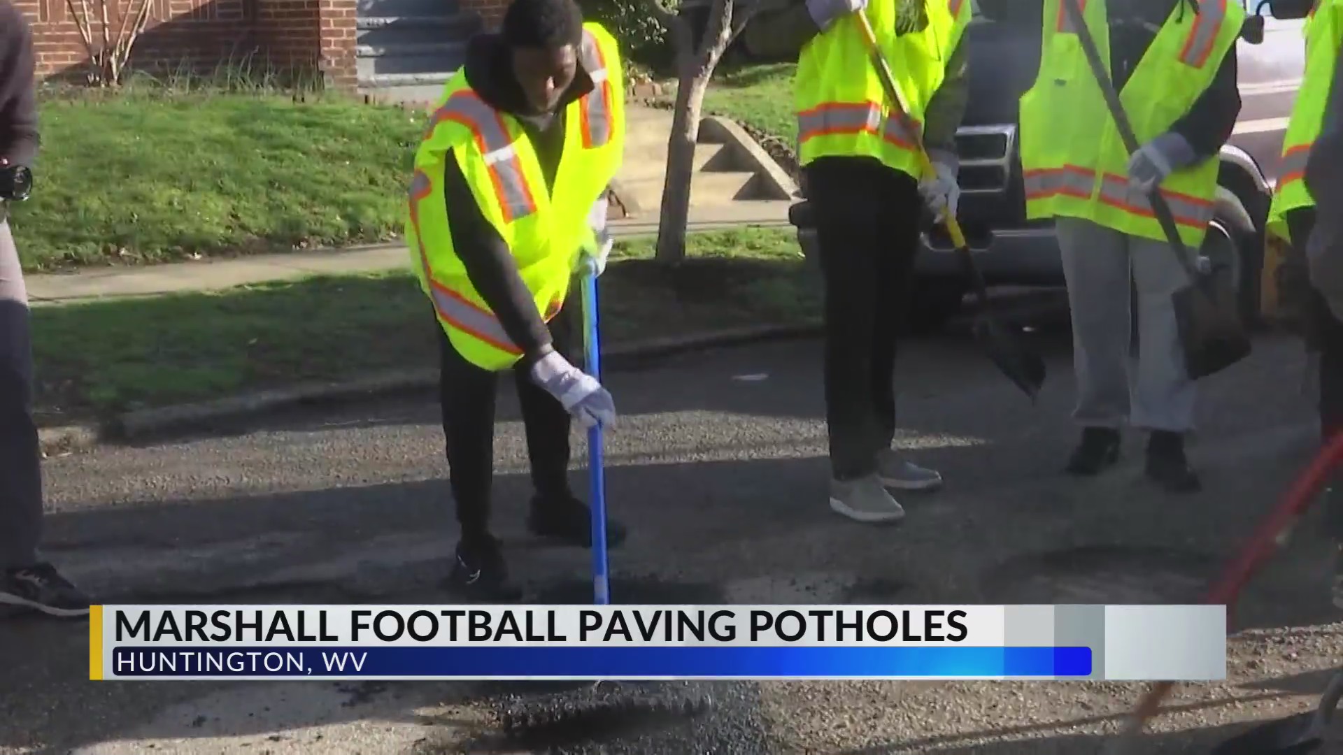 Marshall Football players work with crews to fill potholes – WOWK 13 News