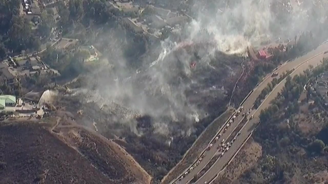 Fire crews battle brush fire near homes in Poway – FOX 5 San Diego ...