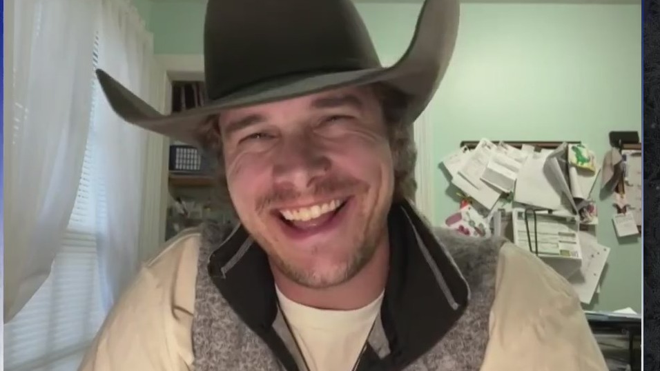 Music Fest Fridays: Randall King performs ‘I’ll Be Home For Christmas ...