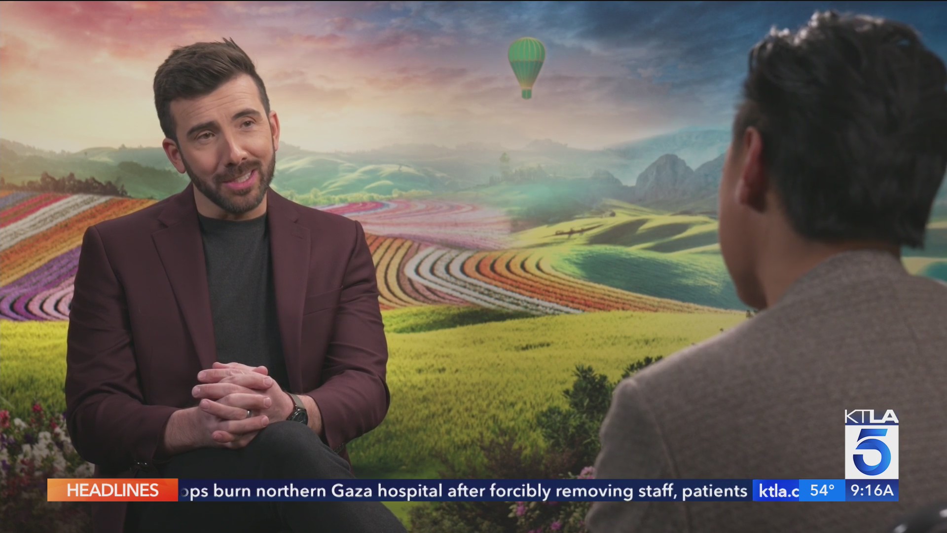 Jeremy Parsons chats with ‘Wicked’ director and learns dance moves – KTLA