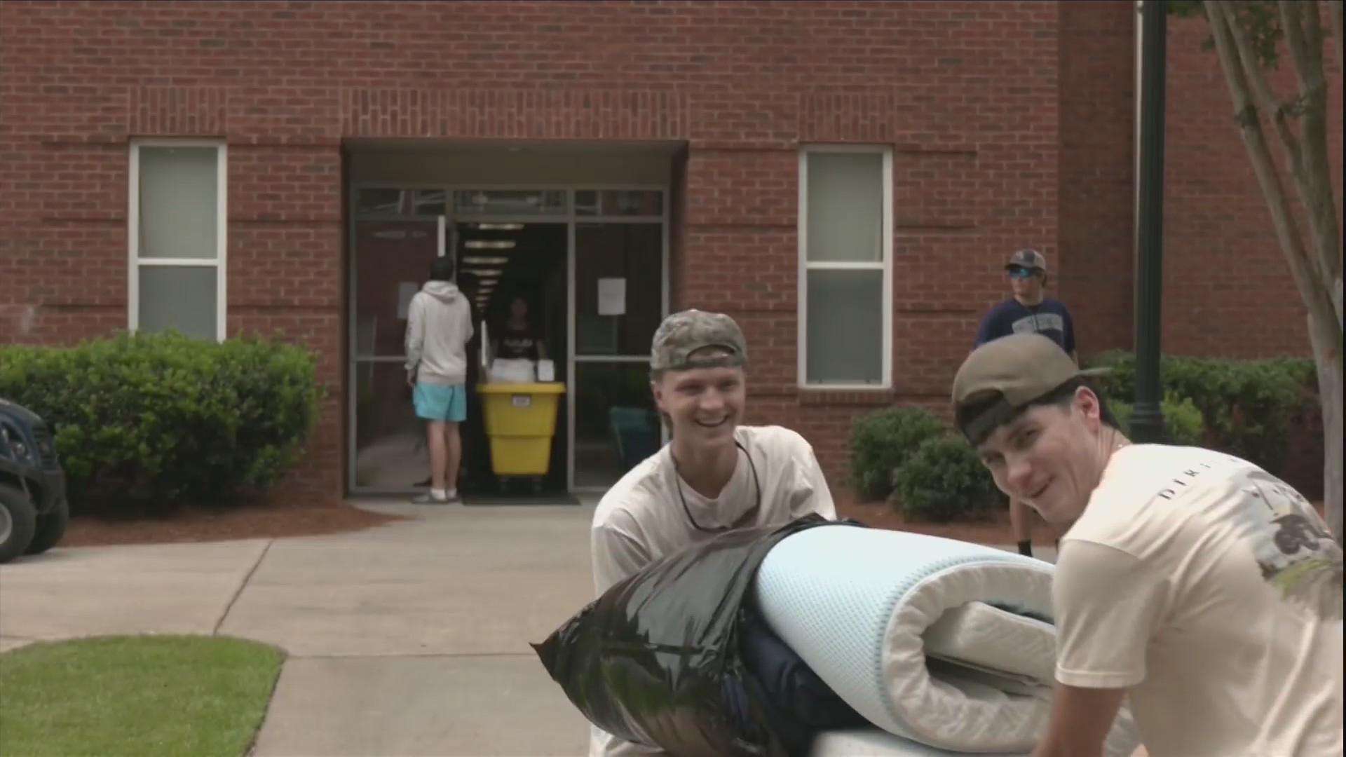 Thousands of students welcomed in Operation Move-In – WSAV-TV