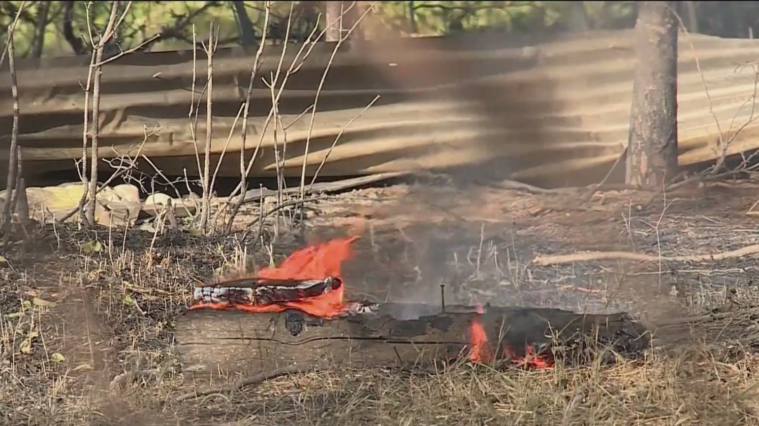 Thousands of homes threatened as destructive Rowena Fire continues ...