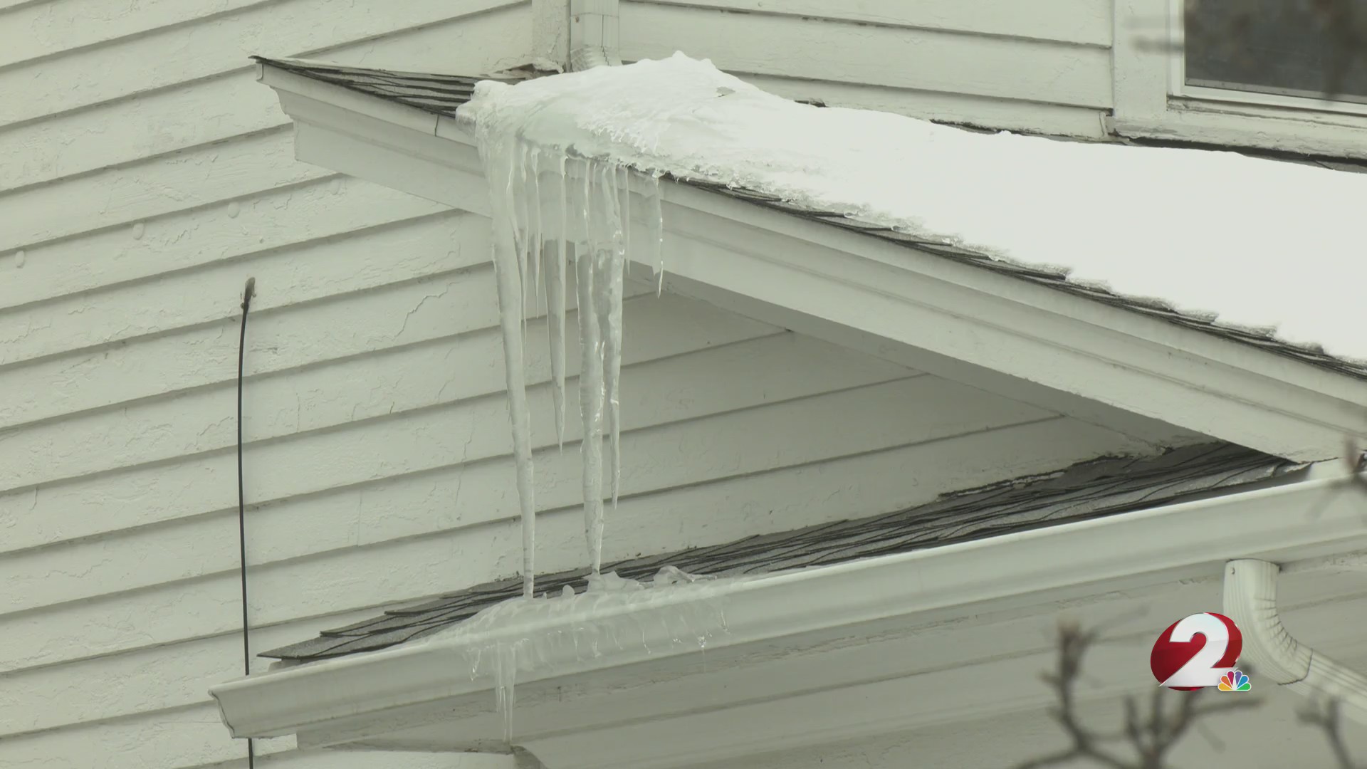 Snow, ice buildup on roofs can lead to expensive damaage – WDTN.com