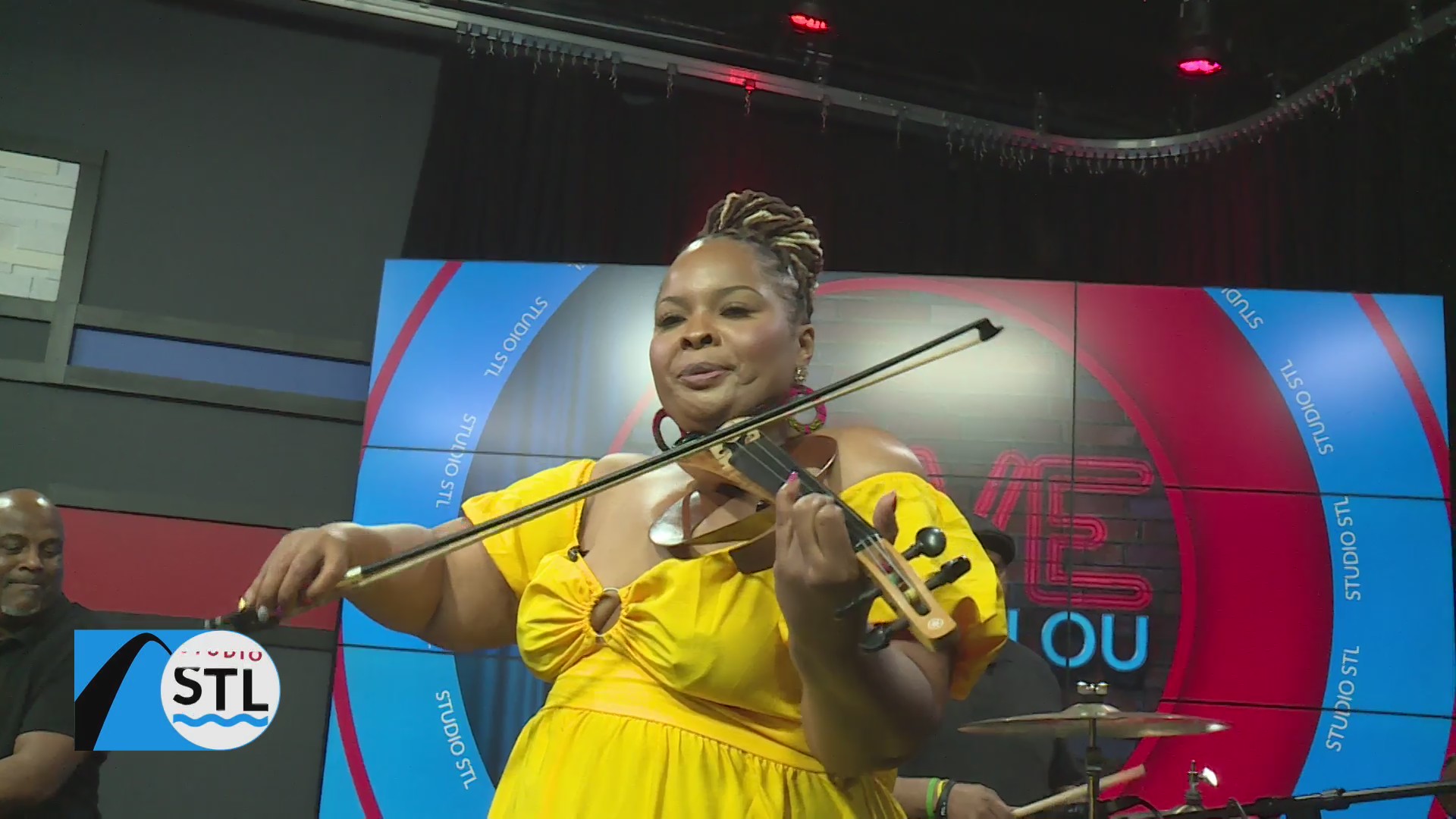 Bell Darris Violin performs! – FOX 2
