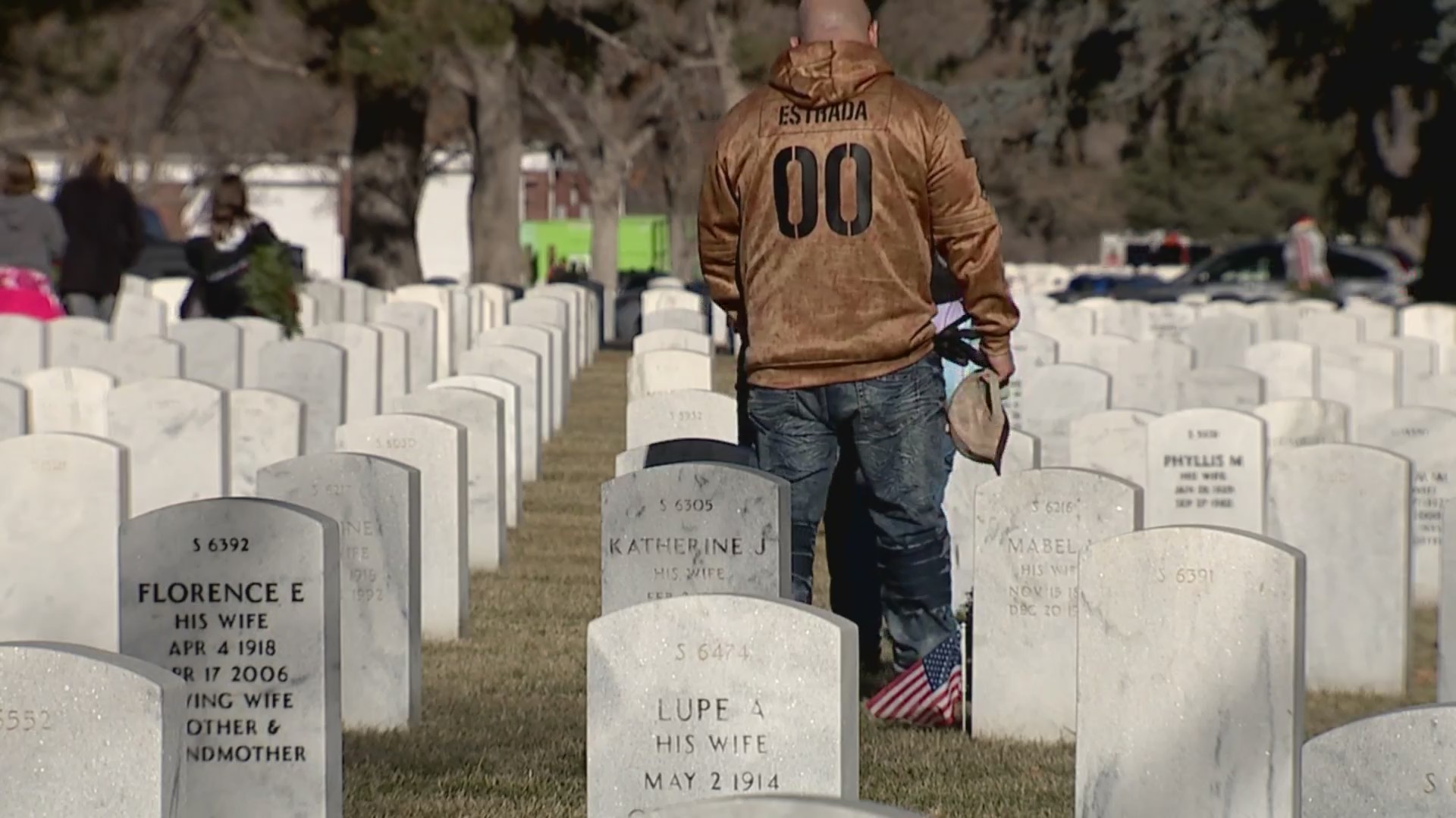 Wreaths laid on graves at Fort Logan Cemetery – FOX31 Denver