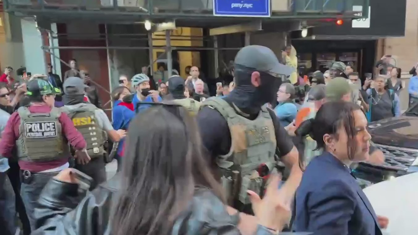 Protesters block ICE vehicles in New York City | NewsNation Now ...
