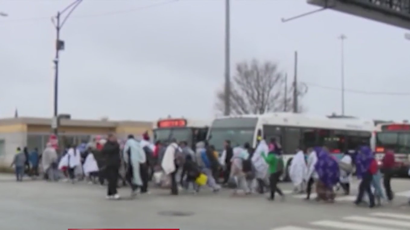 Trump’s mass deportation raids could start in Chicago: Report ...