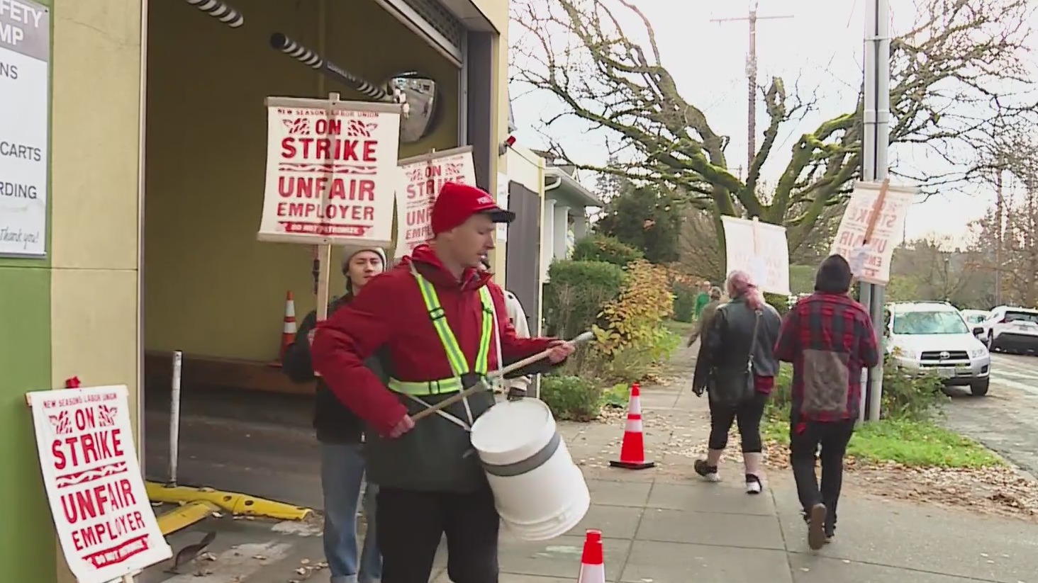 Portland-area New Seasons union workers strike day before Thanksgiving ...
