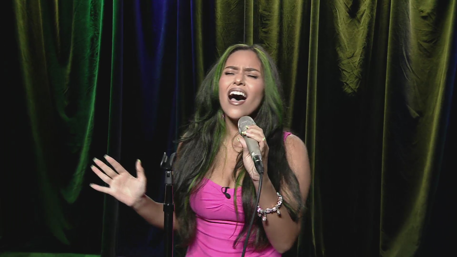Pop artist Gabby B performs on WGN Weekend Morning News – WGN-TV