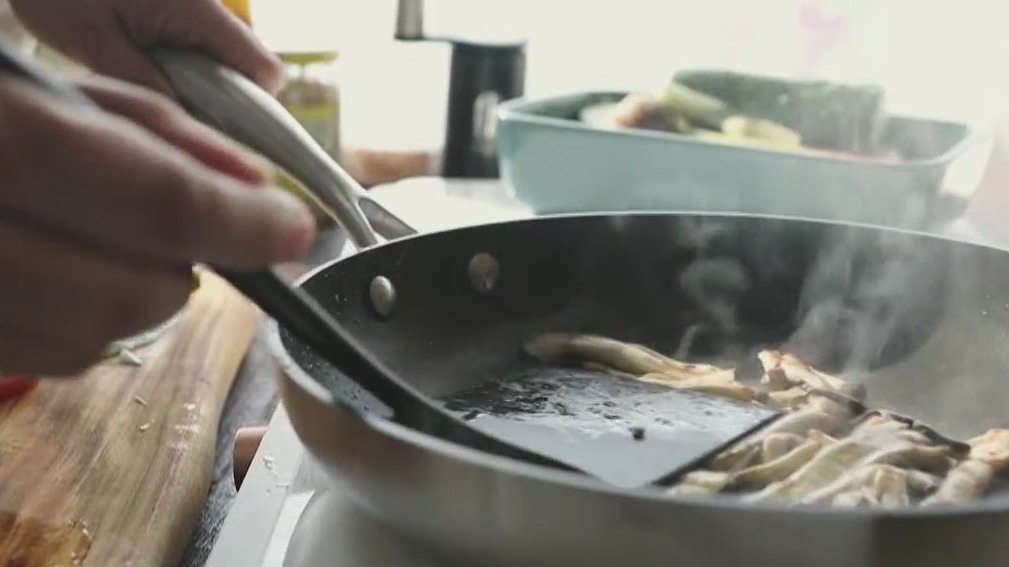 What is Teflon flu? The illness caused by non-stick pans | Morning in ...