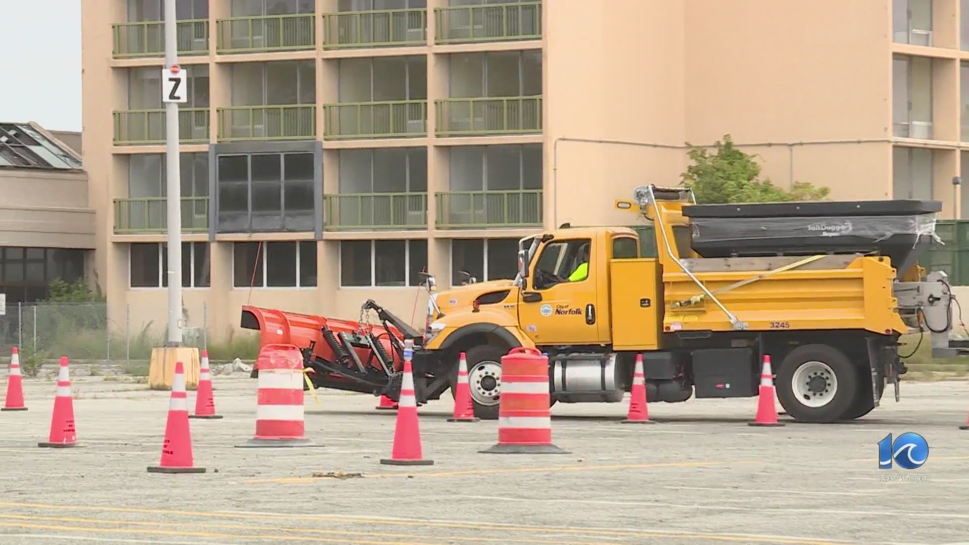 Norfolk prepares for winter with snow plow training – WAVY.com